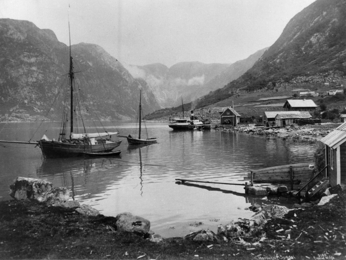Seilbåt og dampskip på fjorden i Sundal i Mauranger i Kvinnherad i ...