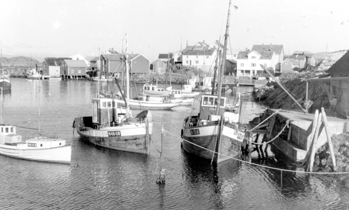 Båter og bebyggelse i Ona i Sandøy i Møre og Romsdal. - Norsk ...