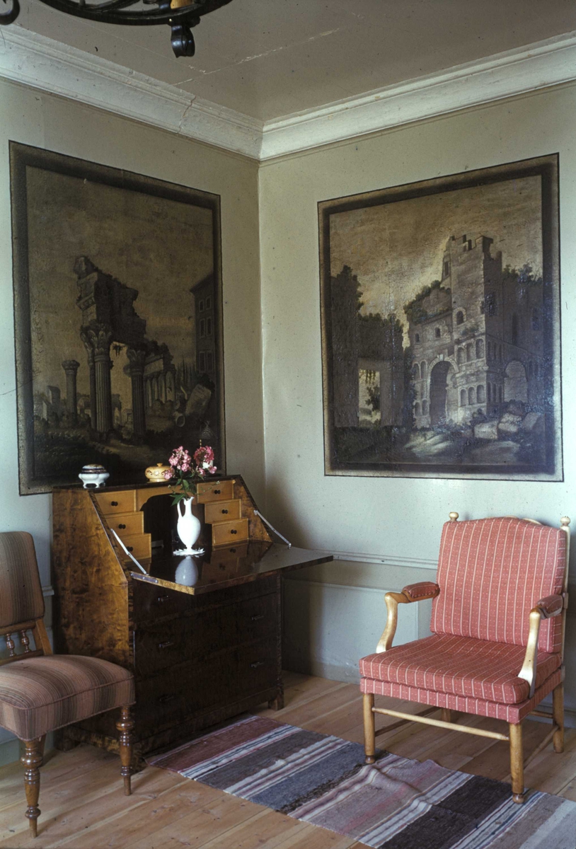 Stue med møbler og malerier. - Norsk Folkemuseum / DigitaltMuseum