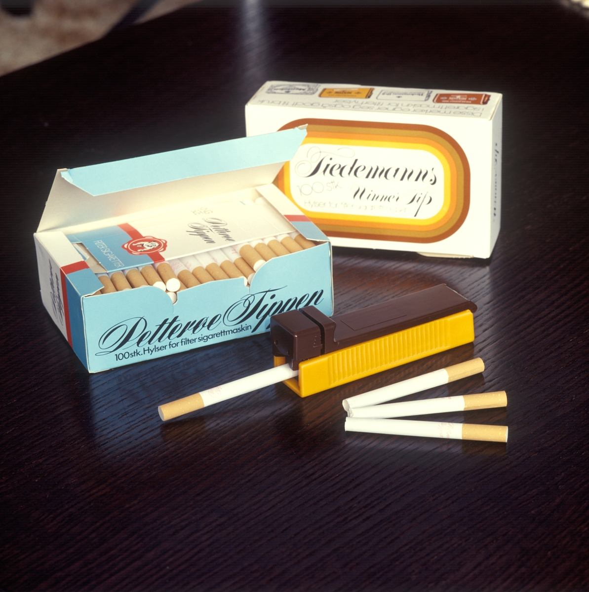 Reklamefoto av Tiedemanns Winner Tip tobakk, Petterøe Tipper ...