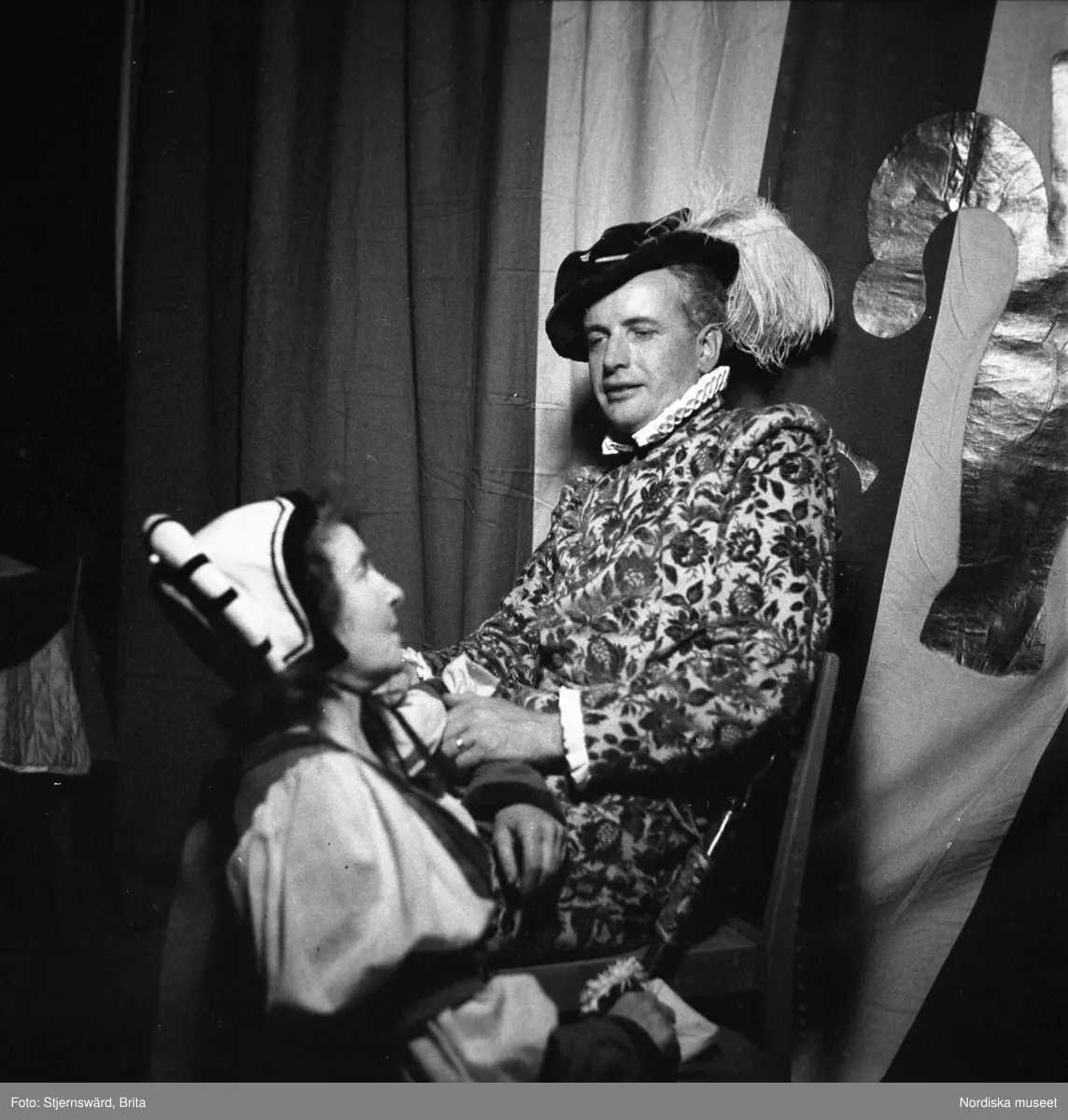 Maskeradfest med kläder från olika stilepoker. Nordiska museet och ...