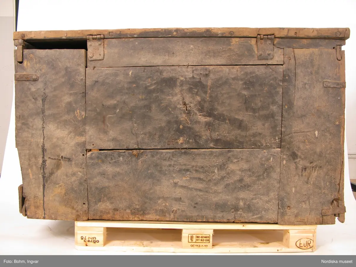 Kista med gotisk ornamentik från Fogdö kyrka, Södermanland. Inv.nr NM ...