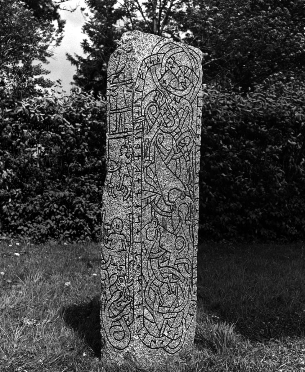 Runsten med bilder på kyrkogården utanför Altuna kyrka, Uppland ...