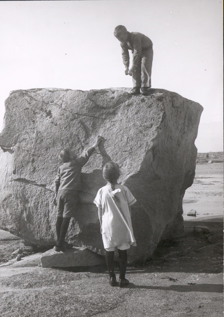 Notering på kortet: "HÅLLÖ". "GULE STEN" "FOTO (D8) DAN SAMUELSON 1924 ...