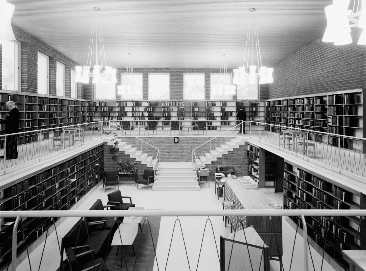 Stadsbibliotek i Umeå Interiör med vy över utlåningshallen med ...