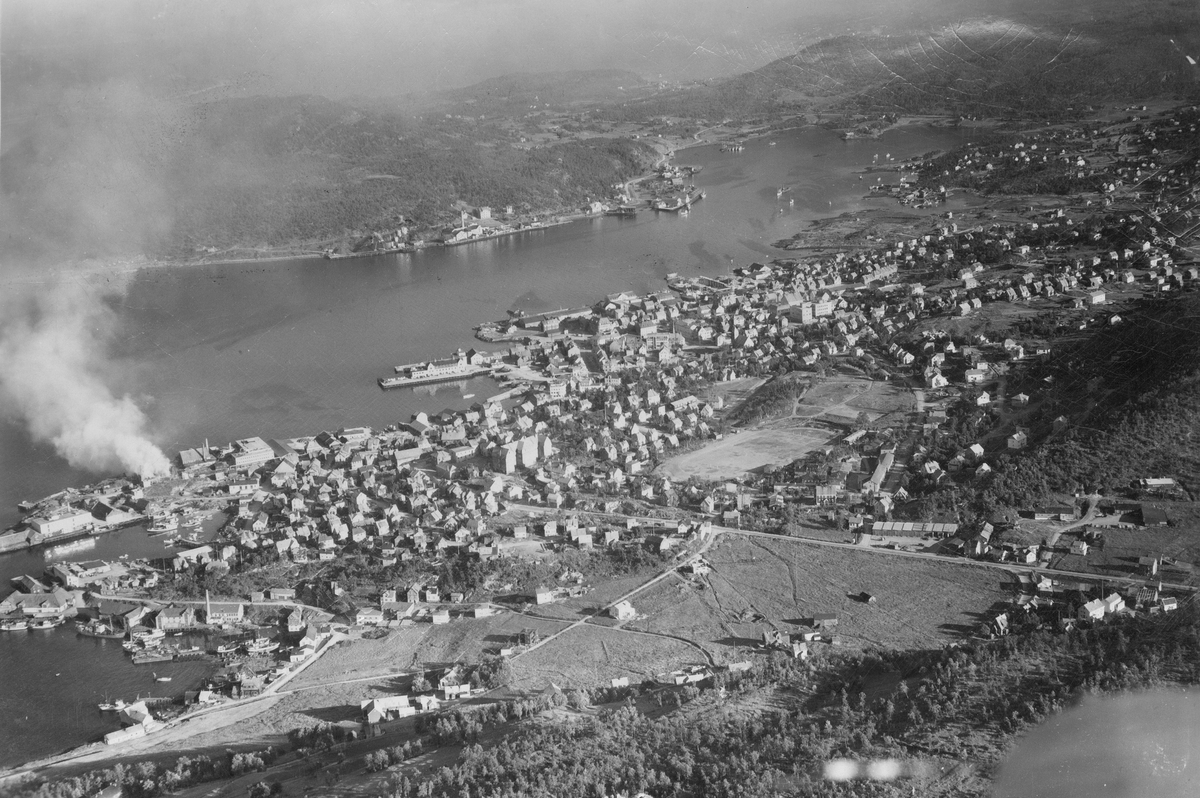 Flyfoto av Harstad by, tatt mot sør med Harstadbotn i bakgrunnen. - Sør ...