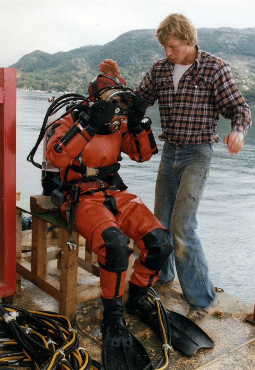 Dykker i Viking konstant volum drakt. Han assisteres av Kjell ...