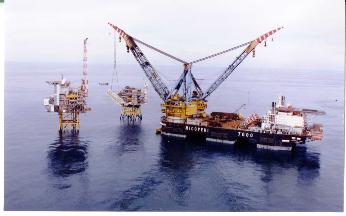 Montering av gangbro mellom Draupner S (t.v) og Draupner E - Norsk ...