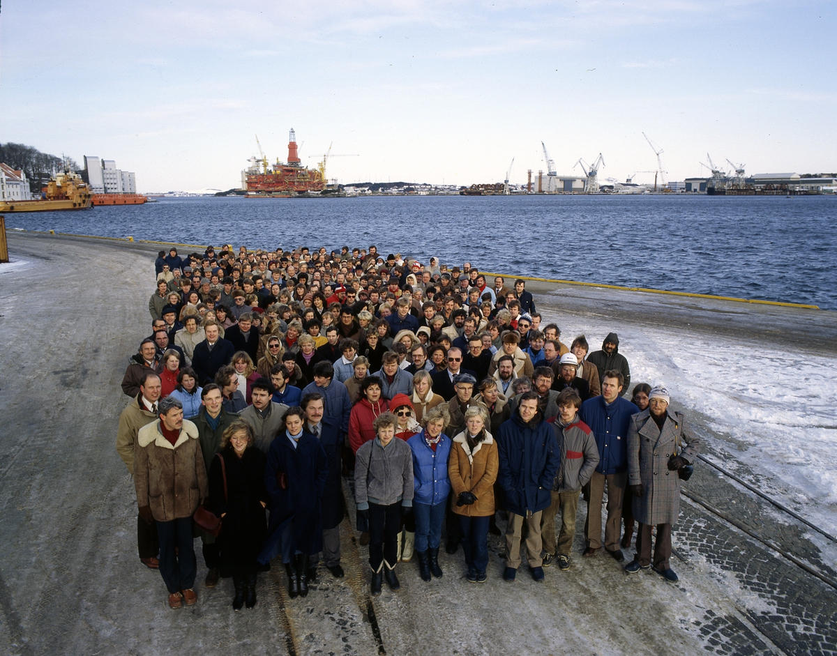 Gruppebilde av Mobilansatte utenfor Crossed Fish, Mobilbygget, på ...