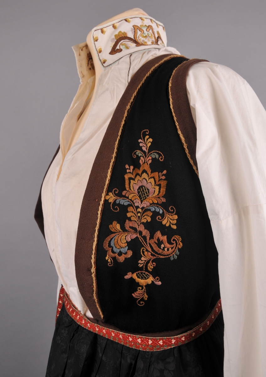 Bunad - Vest-Telemark Museum / DigitaltMuseum