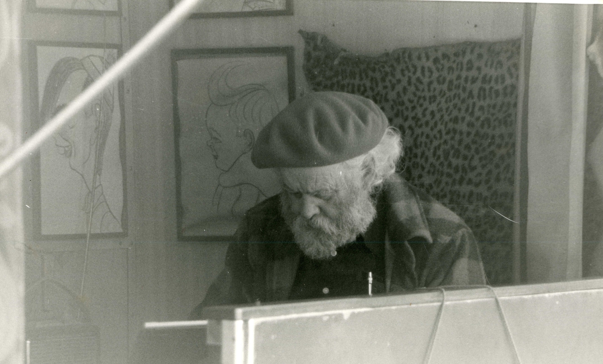 Odd Einarson sitter i bilen "Ruslebo" og tegner karikaturer. - Telemark ...