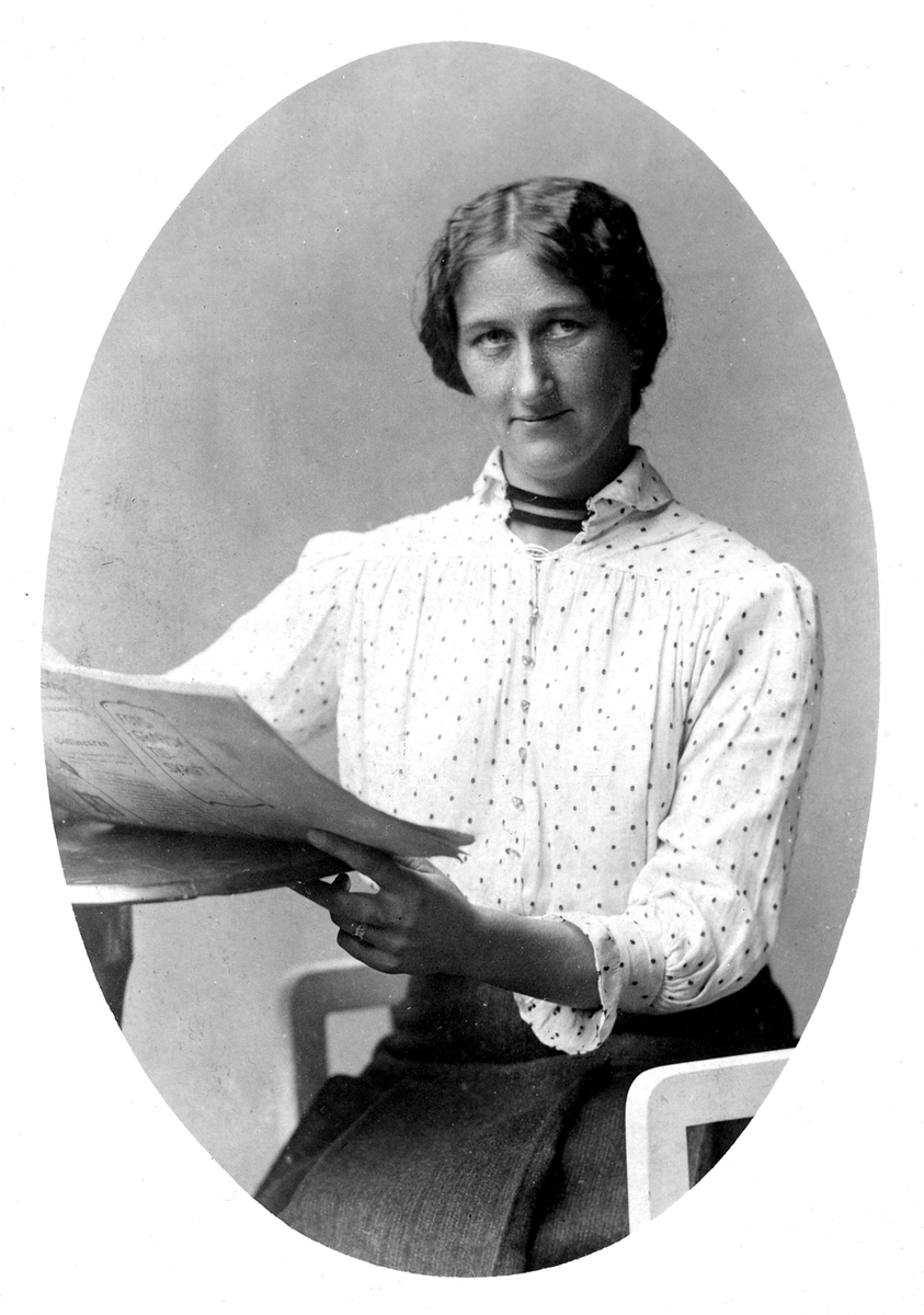 Bilder av reisende (tatere). Dame med avis. - Telemark Museum ...