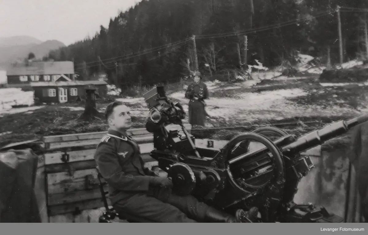 Luftvernstilling, kanonen er en Flak 38 2 cm, Litt sør for Langstein ...