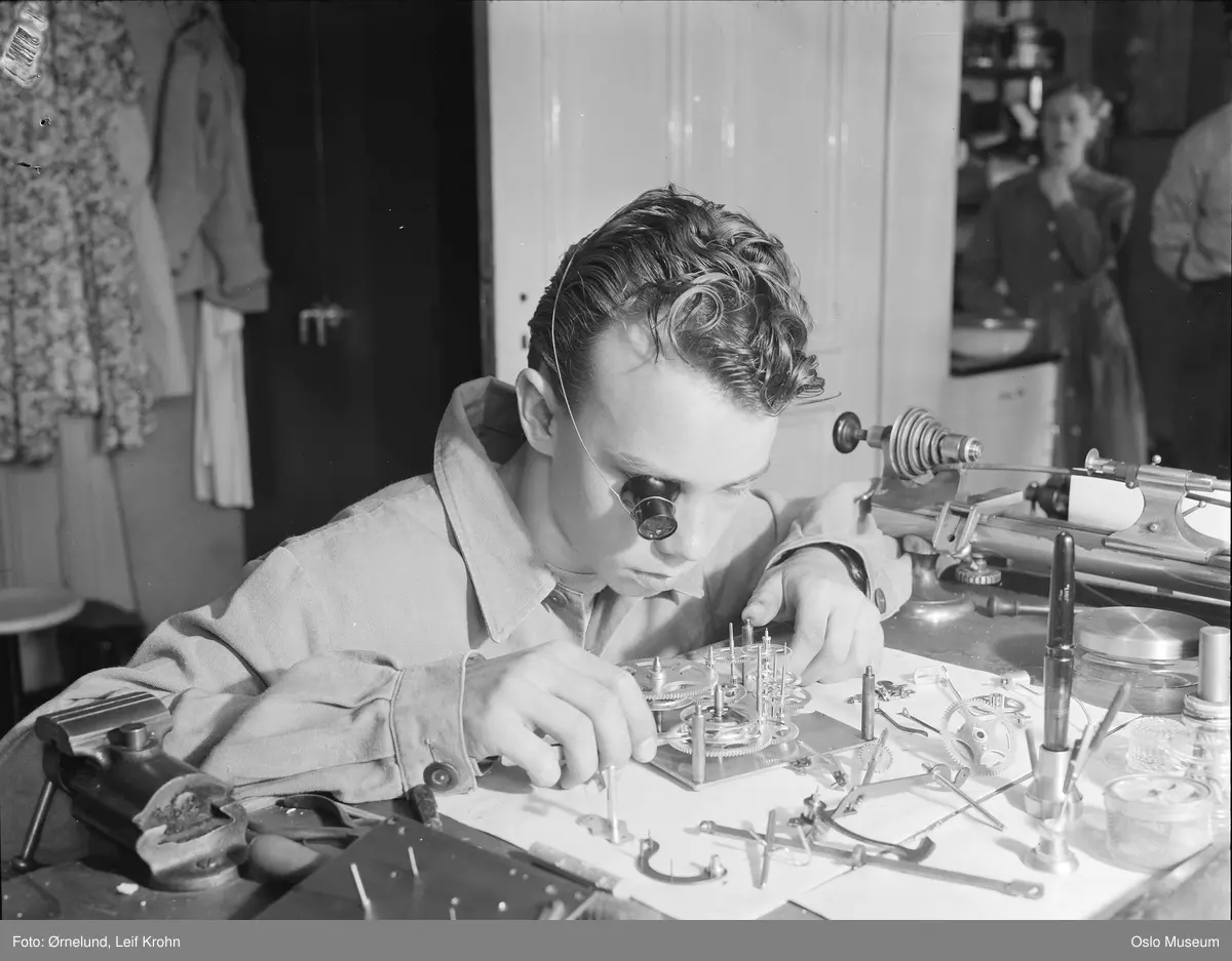 Urmaker i arbeid. - Oslo Museum / DigitaltMuseum