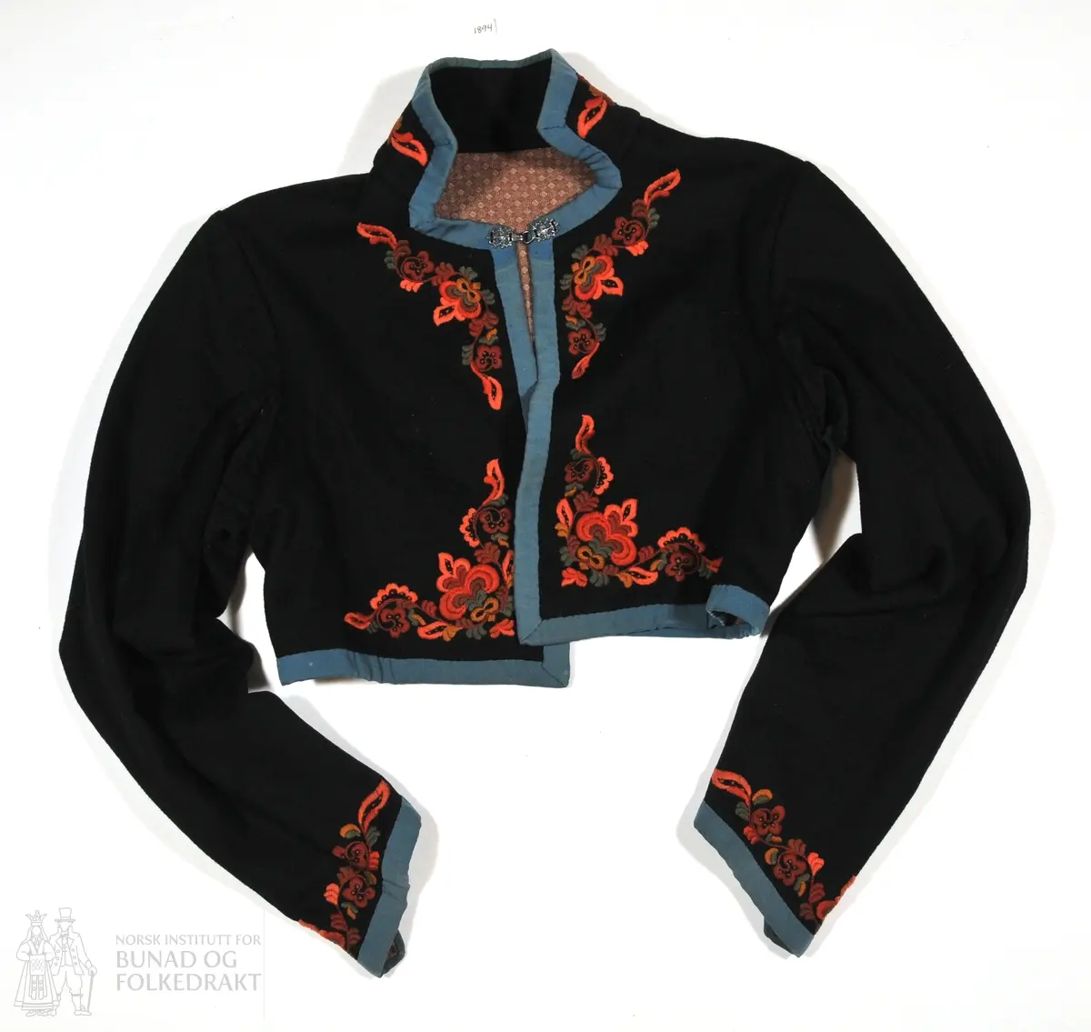 Trøye - Norsk institutt for bunad og folkedrakt / DigitaltMuseum