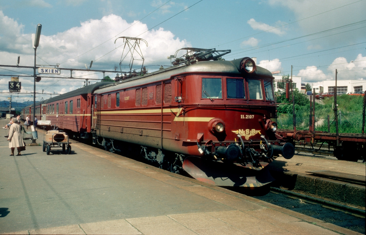 InterCity-tog til Oslo V. NSB elektrisk lokomotiv El 11 2107 og vogner ...