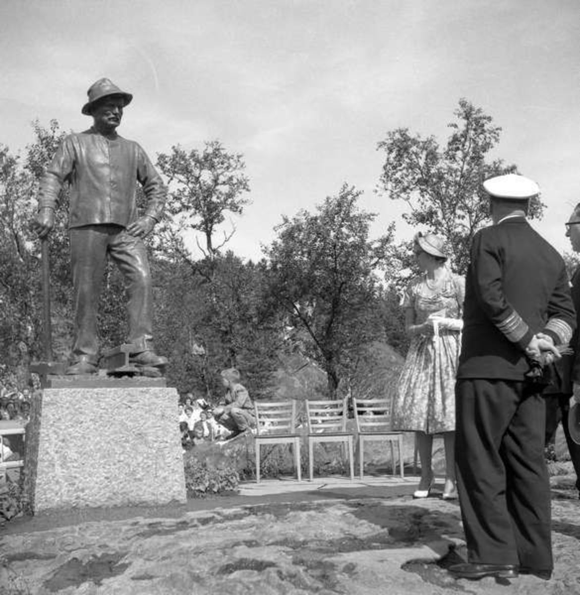 De kongelige, kong Olav og kromprinsesse Ragnhild, forlater ...