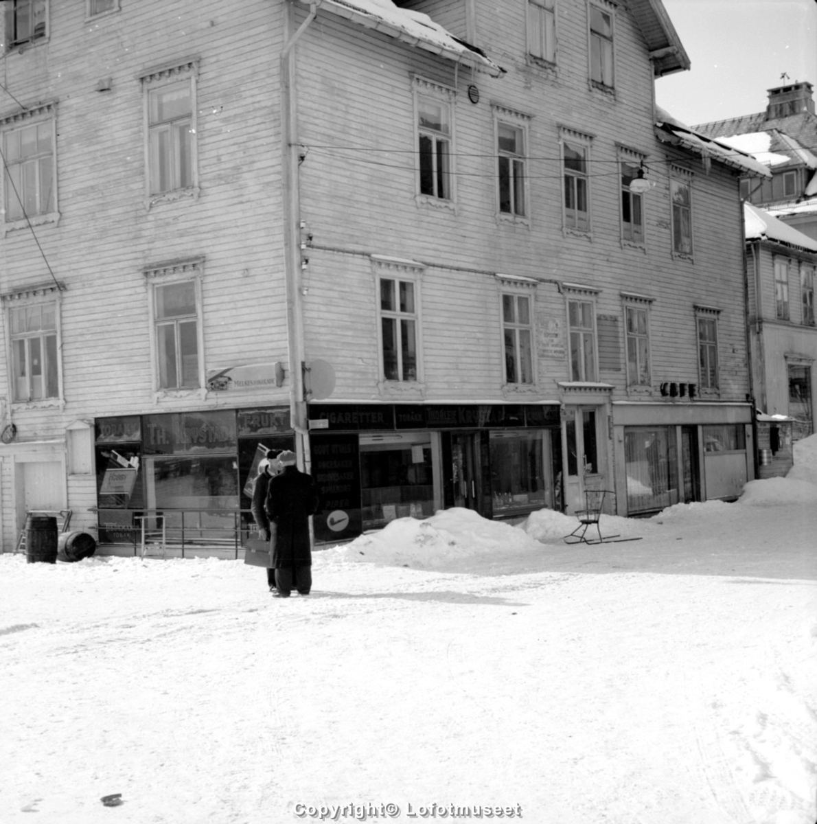 Havna Svolvær. kiosk, men i samtale,vinter - Museum Nord / DigitaltMuseum