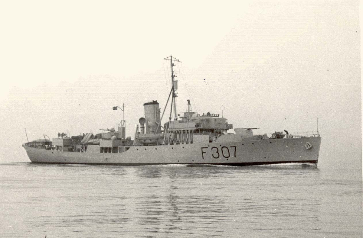 Motiv: Flower-kl. Korvett K.N.M. "ANDENES" (F307). Styrbord bredside ...