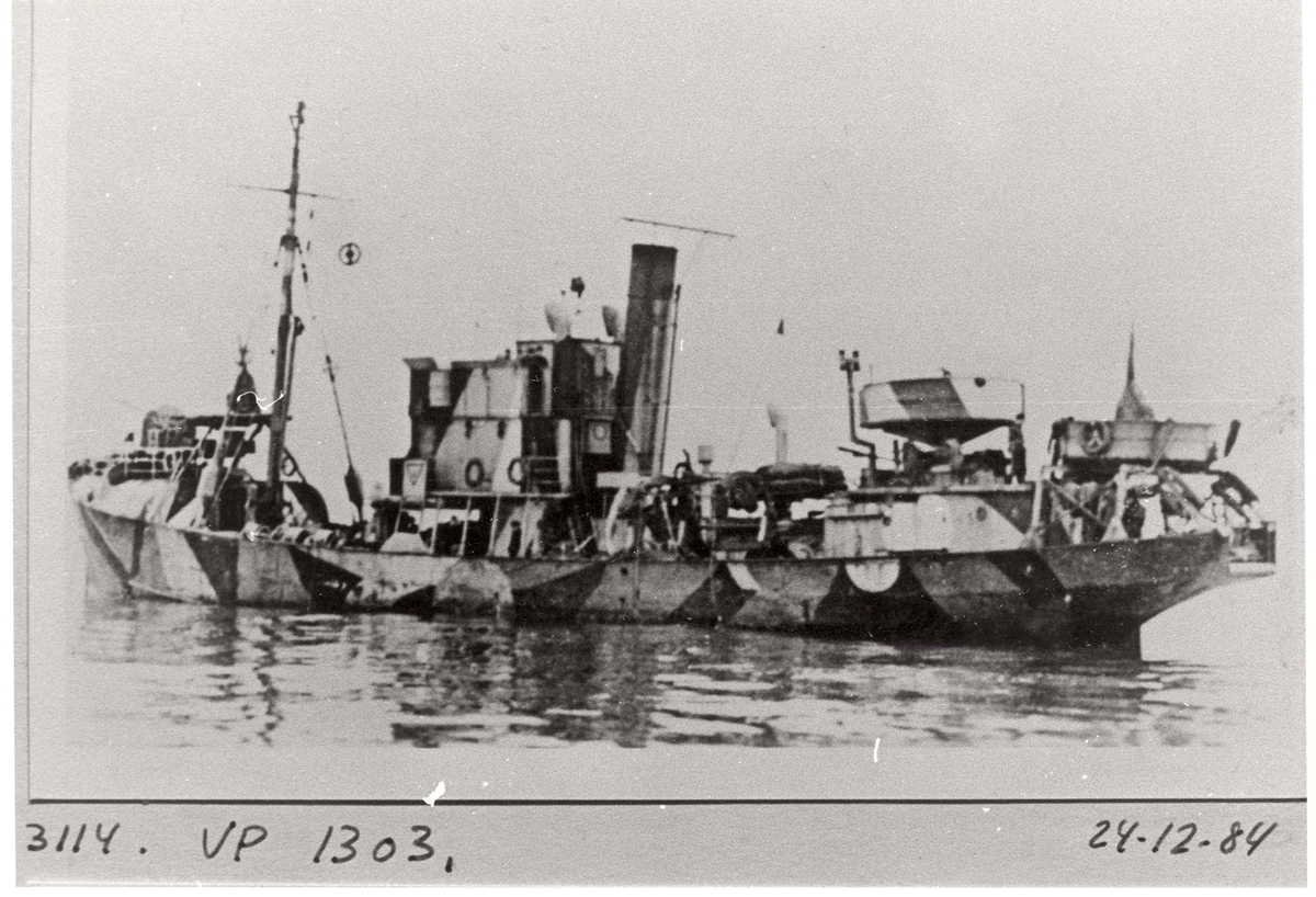 Motiv: Tysk Vorpostenboot VP 1303 Freiburg. 20º babord låring ...