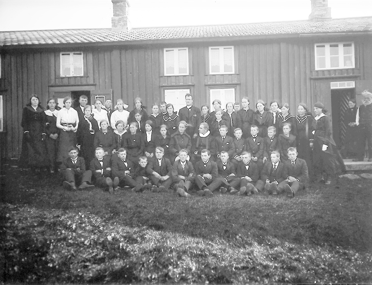 Gruppeportrett. Konfirmanter. Saura kirke,( Saura kapell), Gildeskål ...