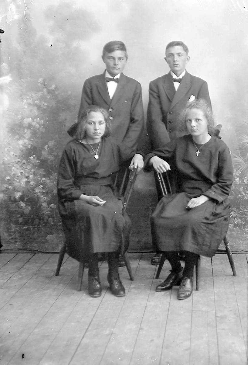 Portrett. Konfirmanter. Gildeskål. 1924.Bak fra v.: Arnljot Johan ...