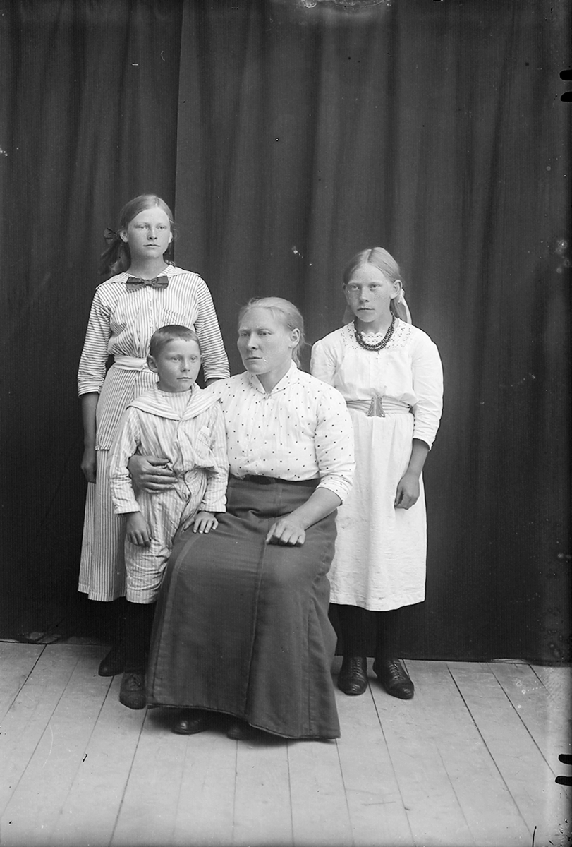 Portrett. Familiebilde. Petrine (Trine) Otelie Andersen sammen med sine ...