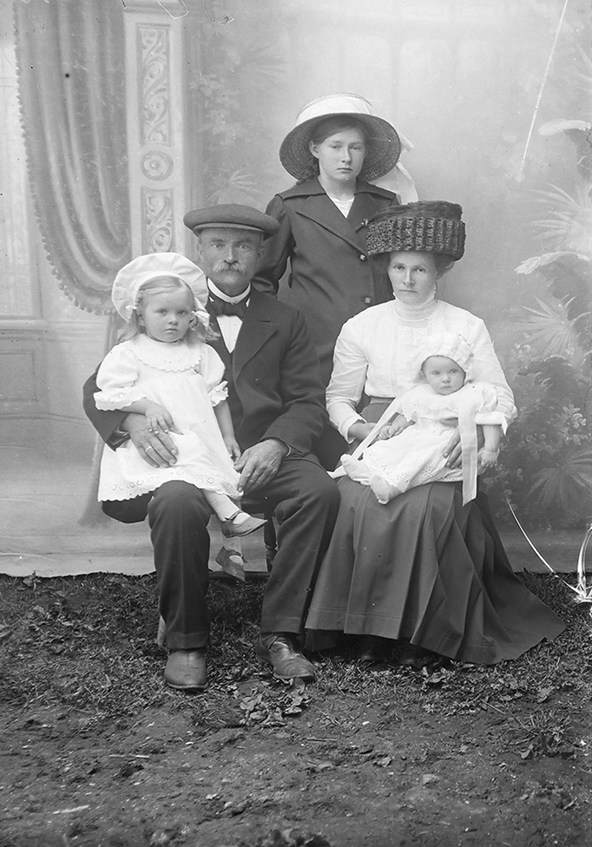 Portrett. Familiebilde. Hans Christian Edvard Eliassen, 1857-1929 ...