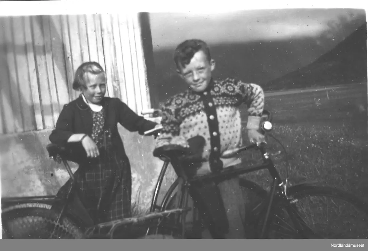 Portrett av Anne Oline Opsahl og Karl Moldjord. De har hver sin sykkel ...