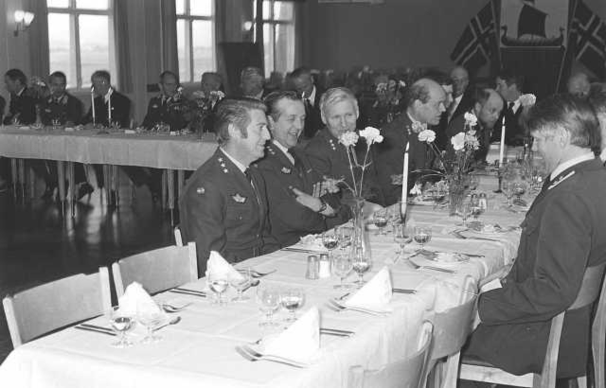 Flere personer samlet ved et langbord. - Norsk Luftfartsmuseum ...