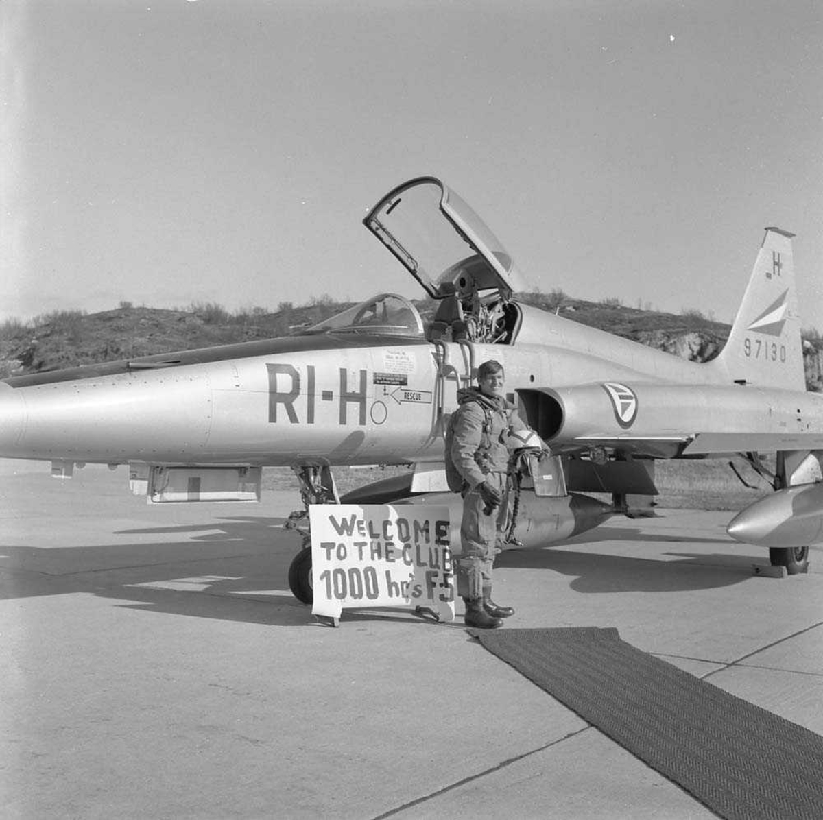 Løytnant Gjerdrum, 334 skvadron, Bodø flystasjon, poserer foran F-5 ...