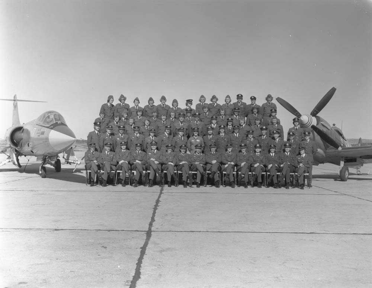 Gruppefoto av personellet ved 331 skvadron, Bodø flystasjon. Bak til ...