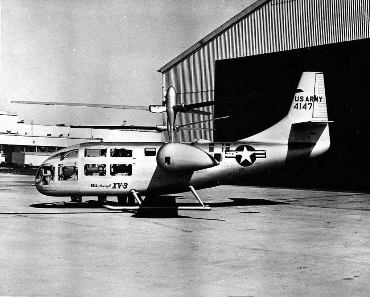 Lufthavn. Ett helikopter på bakken foran en bygning. Bell XV-3 ...