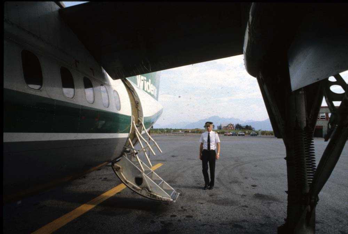 Lufthavn/Flyplass. Stokmarknes/Skagen. Flykaptein (flyger/pilot). Ett ...