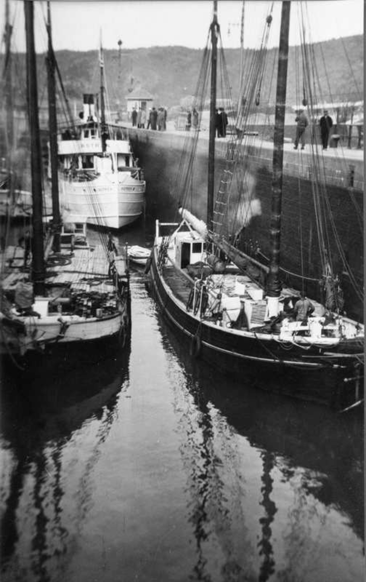 Lilla Edet 1931-05. Slussning. - Vänersborgs museum / DigitaltMuseum