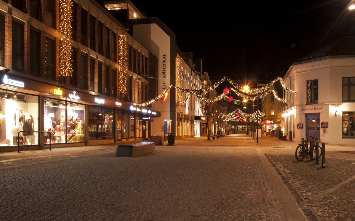 Julepyntet kveldsstemning i Hamar sentrum, Julegate, Torggata. Kveld ...