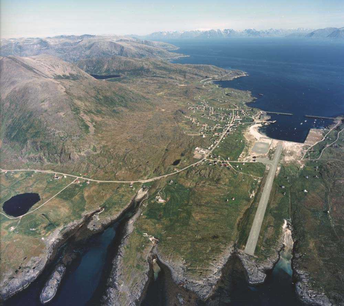 Lufthavn/Flyplass. ENHK-HAA. Hasvik. Oversiktsbilde over flyplassen ...