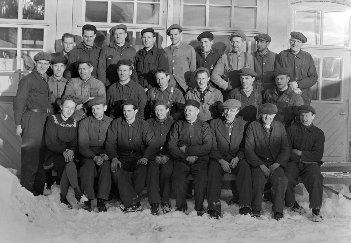 Brumunddal mek. verksted & Støperi. Gruppe arbeidere. 1 rekke f.v. Åse ...