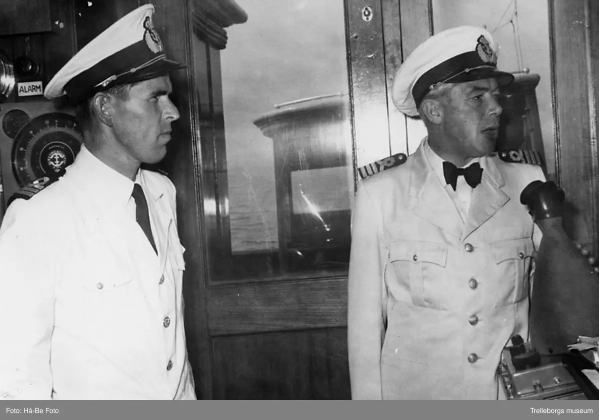 Två vitklädda kaptener på färjan: kapten Stig Hammar och kapten G ...