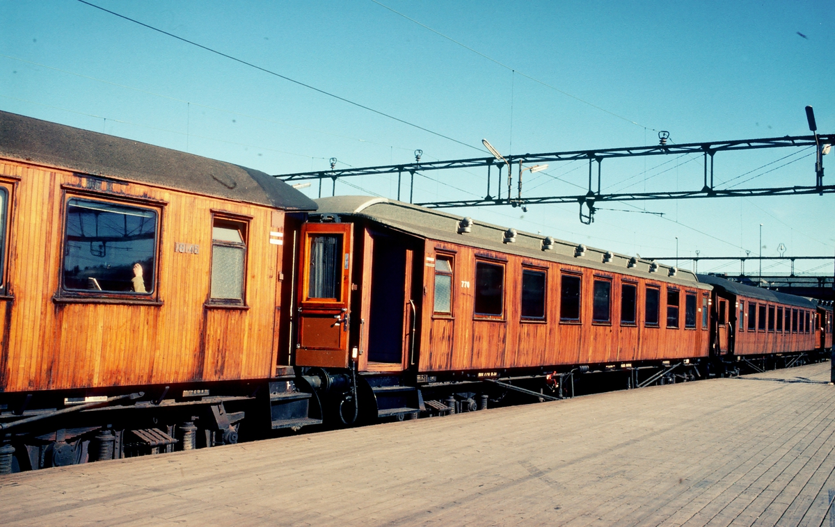 NSB trevogn B30 type 2 nr. 770 i tog 207, Oslo Ø - Gjøvik ...