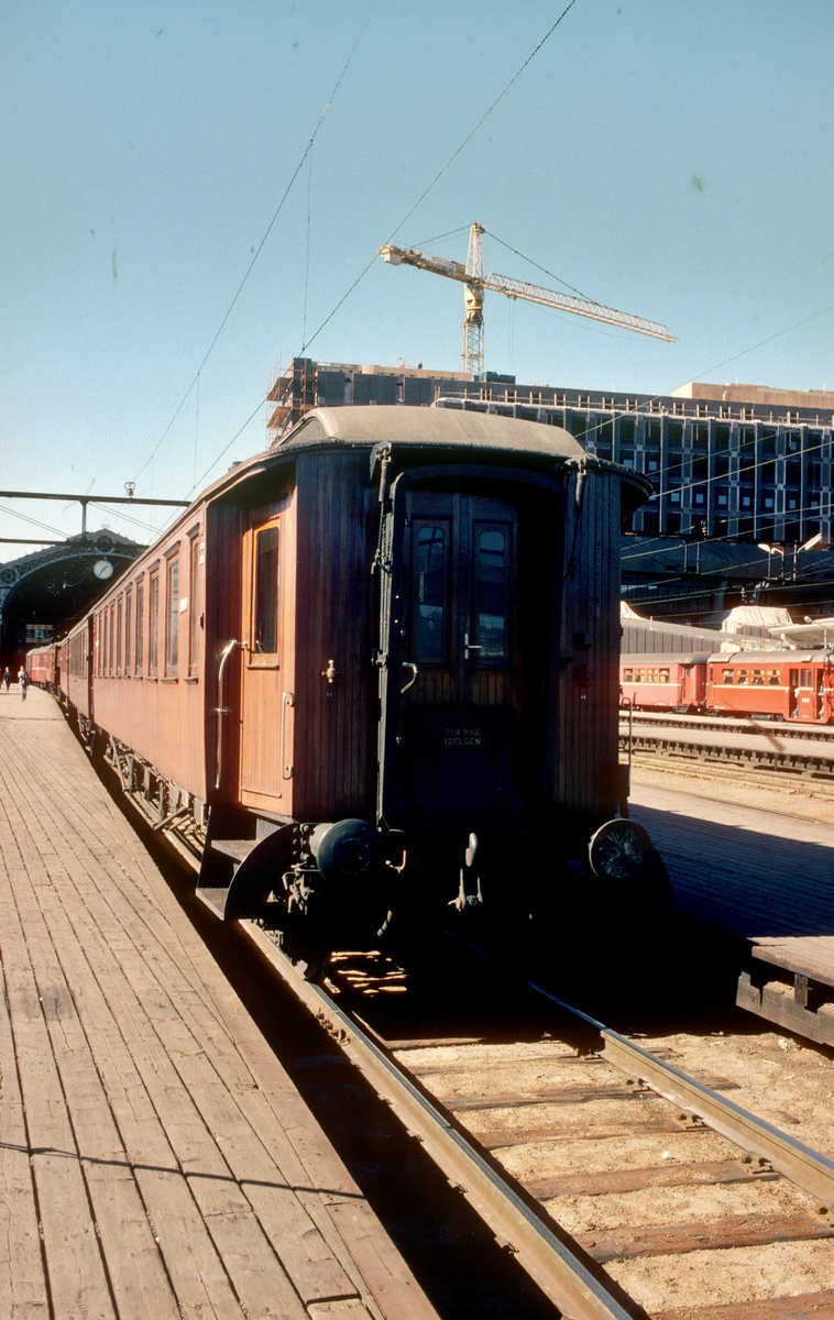 Trevogner på Oslo Ø. Togstammen til tog 207 til Gjøvik er skiftet på ...