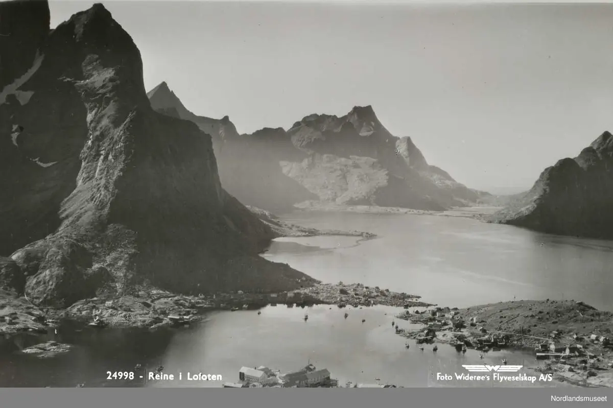 Flyfoto over Reine med omegn. Havna med bygninger, bebyggelse ...