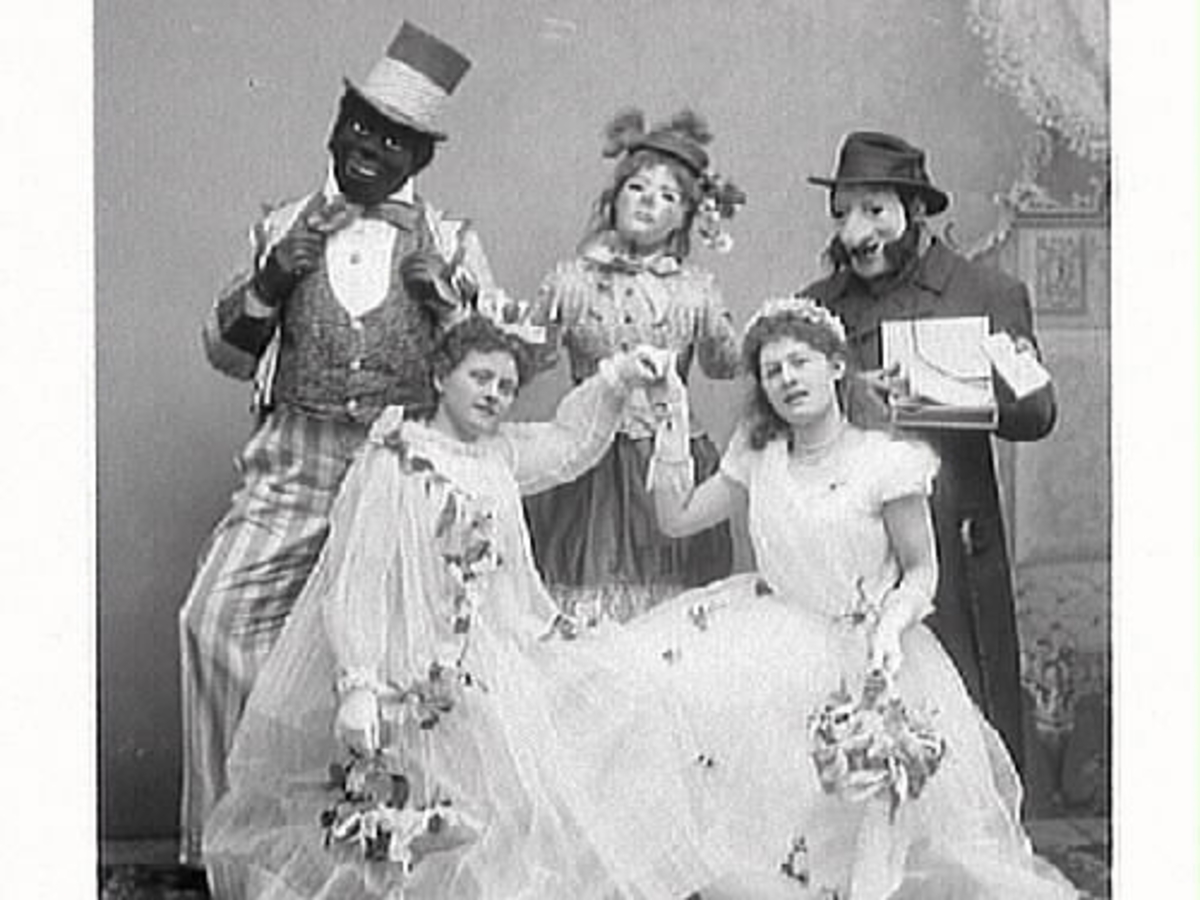 Maskeradbal på Varbergs hotell under fastlagen 1901. Överst från ...