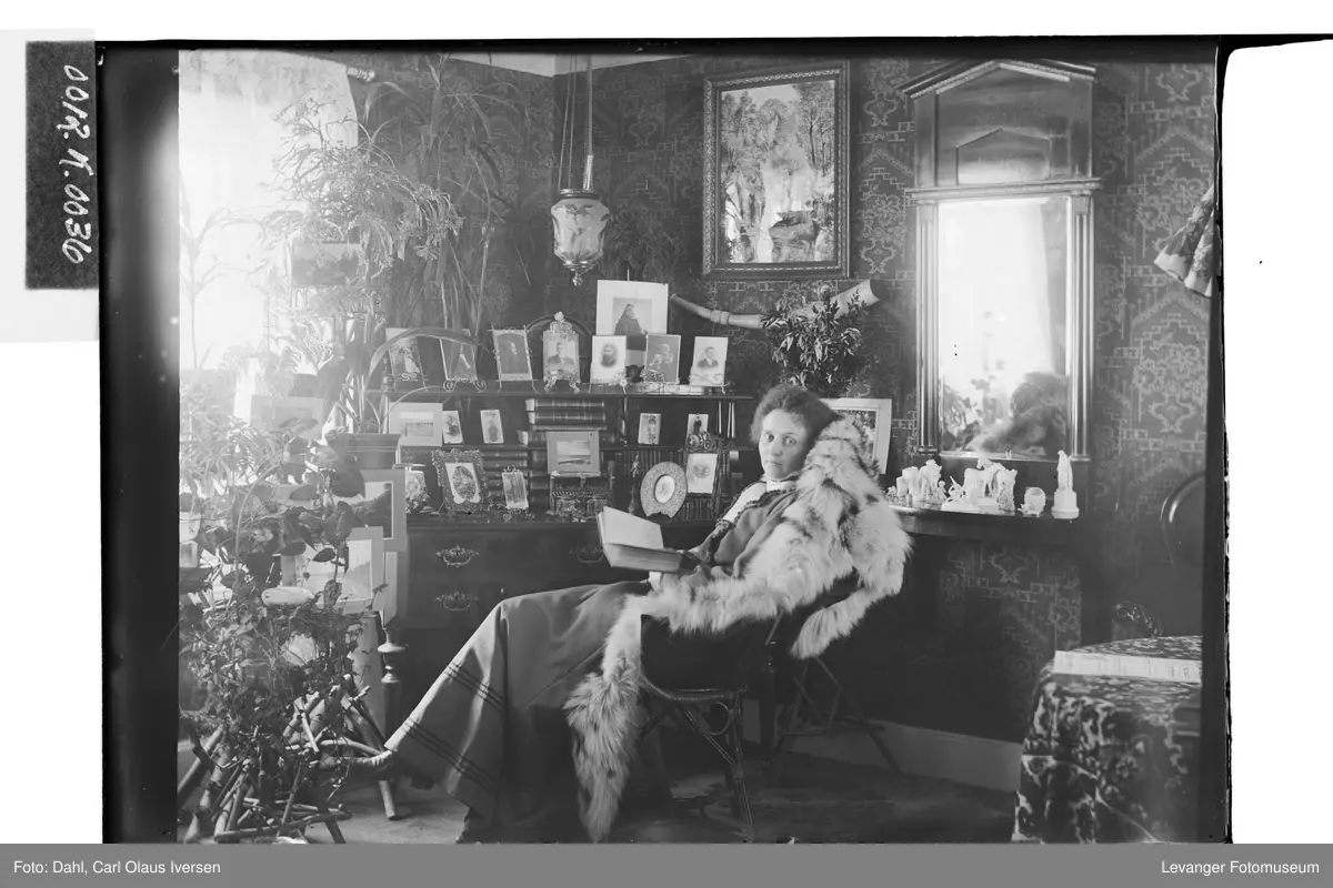 Mary Hutchinson i stuen hjemme i Drammen - Levanger Fotomuseum ...