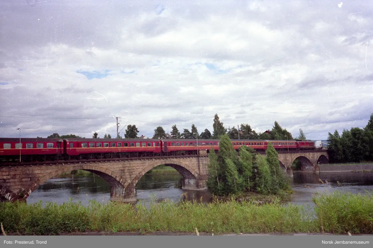 Begna bru med persontog - Norsk Jernbanemuseum / DigitaltMuseum