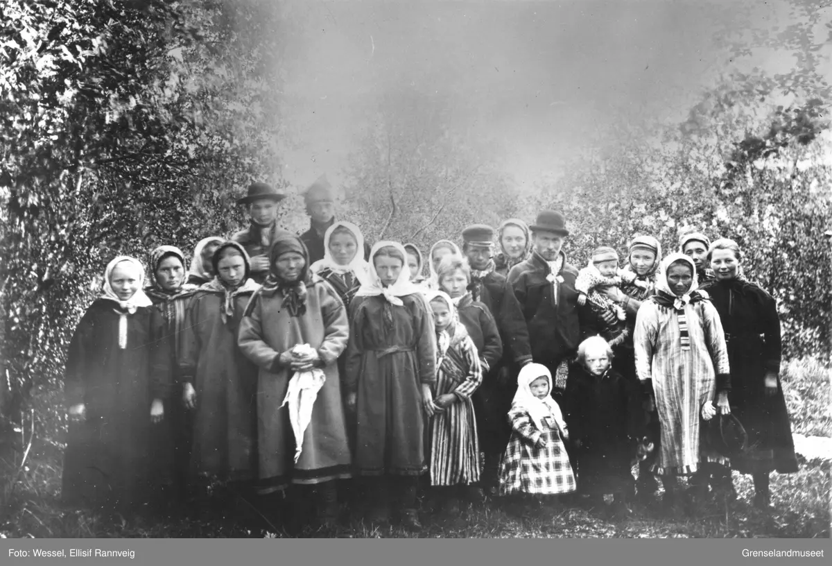 Samer i hagen på Solheim. Ole Johnsen Must og Per John Savio står ...