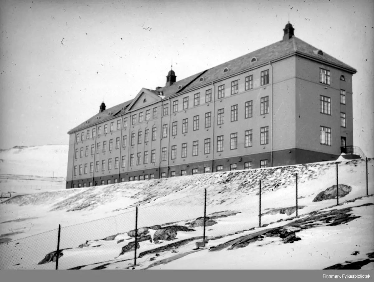 Sykehuset i Hammerfest. I 1926 sto det første sykehuset på Fuglenes ...