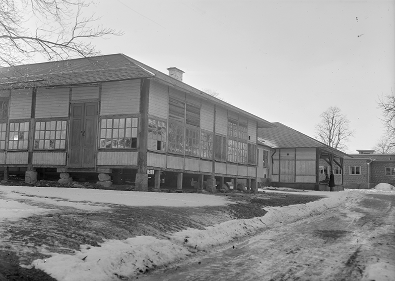 Mathallar på F 3 Malmen vid rivning vintertid, 1941-1942. Exteriör ur ...