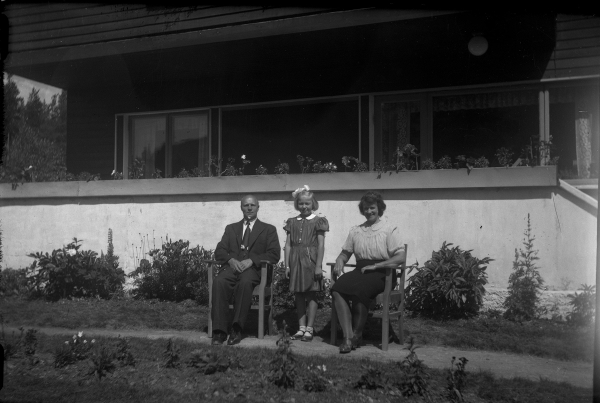 Familiebilde. Frå v. Eirik Hesla,Grete Hesla og Ingebjørg Håvelmoen ...