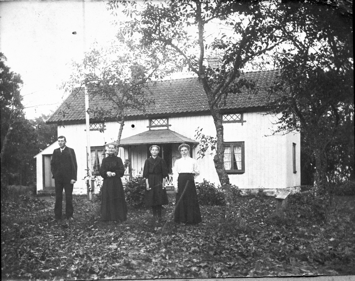 Familjen G Carlsson Gestad - Vänersborgs museum / DigitaltMuseum
